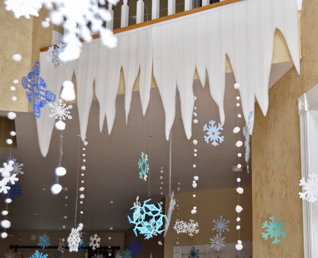 Frozen Birthday Party: Snow Falling from Ceiling & Amazing Lighting ...