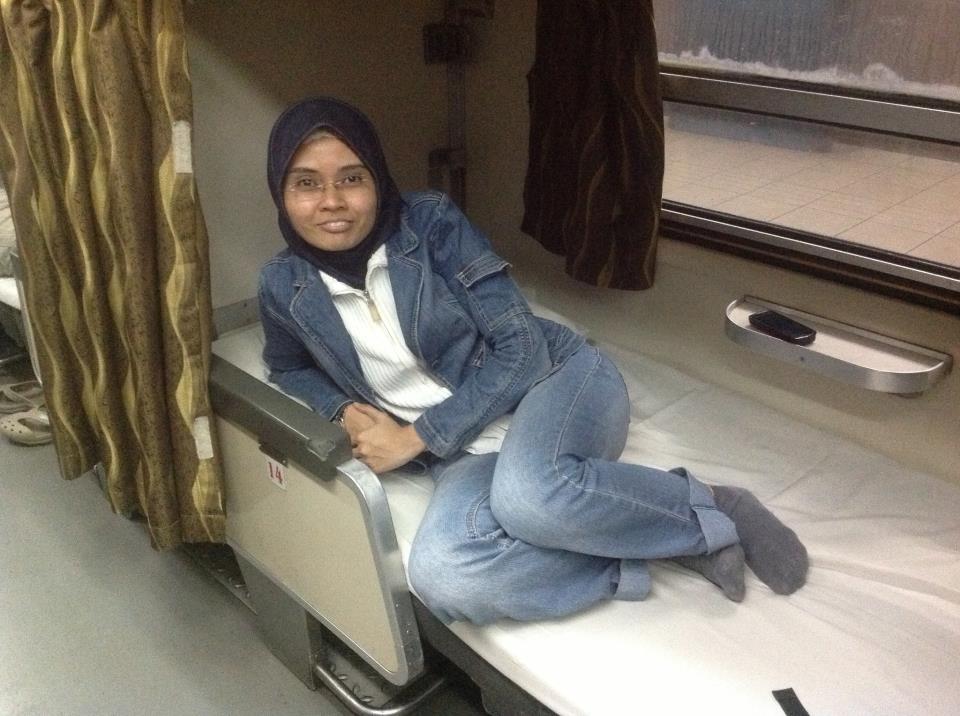 Tidur di dalam kereta api - Bhgn. 1 | Kak Dell