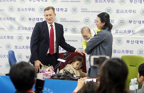 Professor Robert Kelly holds press conference after viral BBC interview