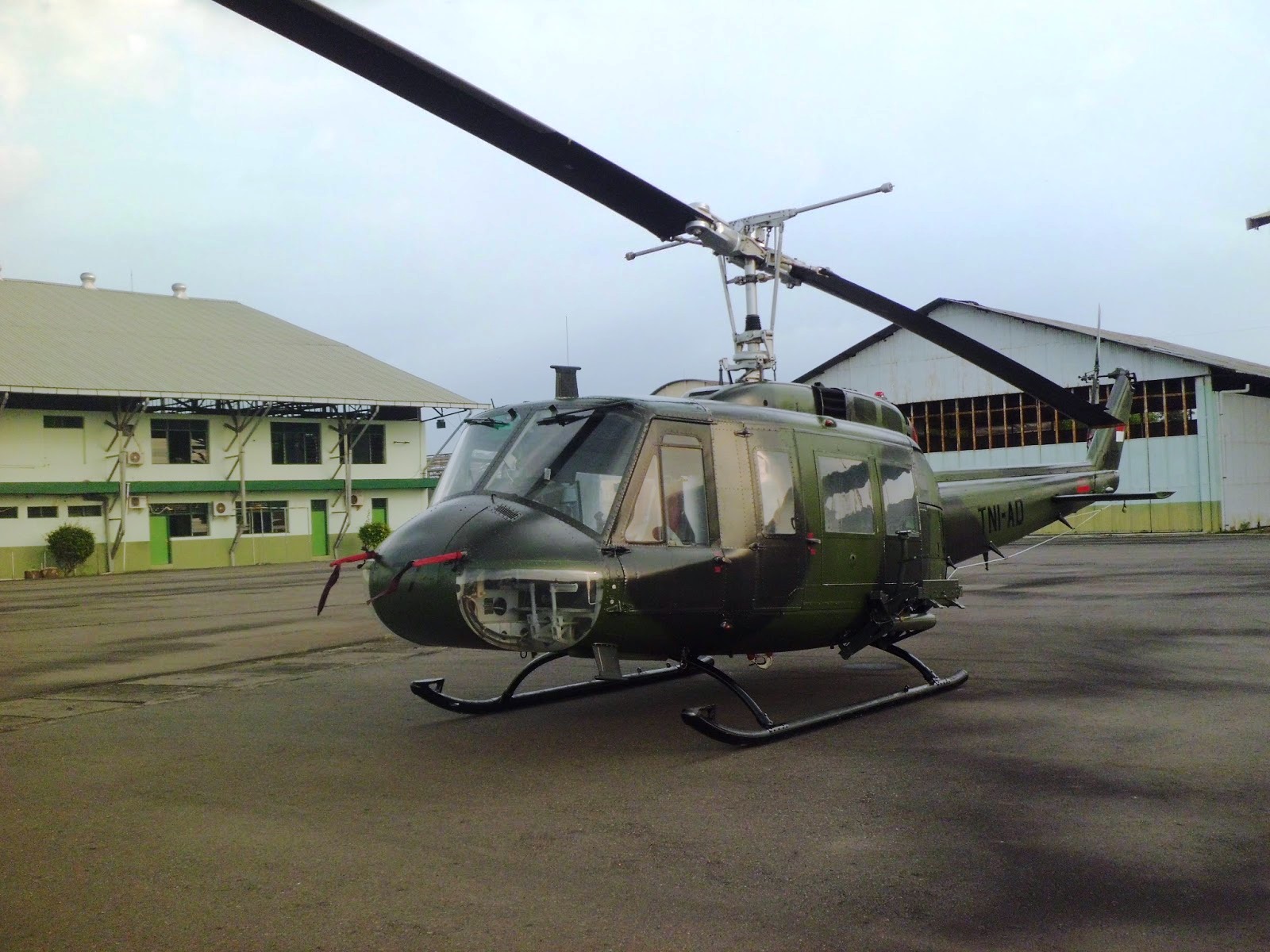 DEFENSE STUDIES: Delapan Helikopter Bell 205 TNI AD "Dikandangkan"