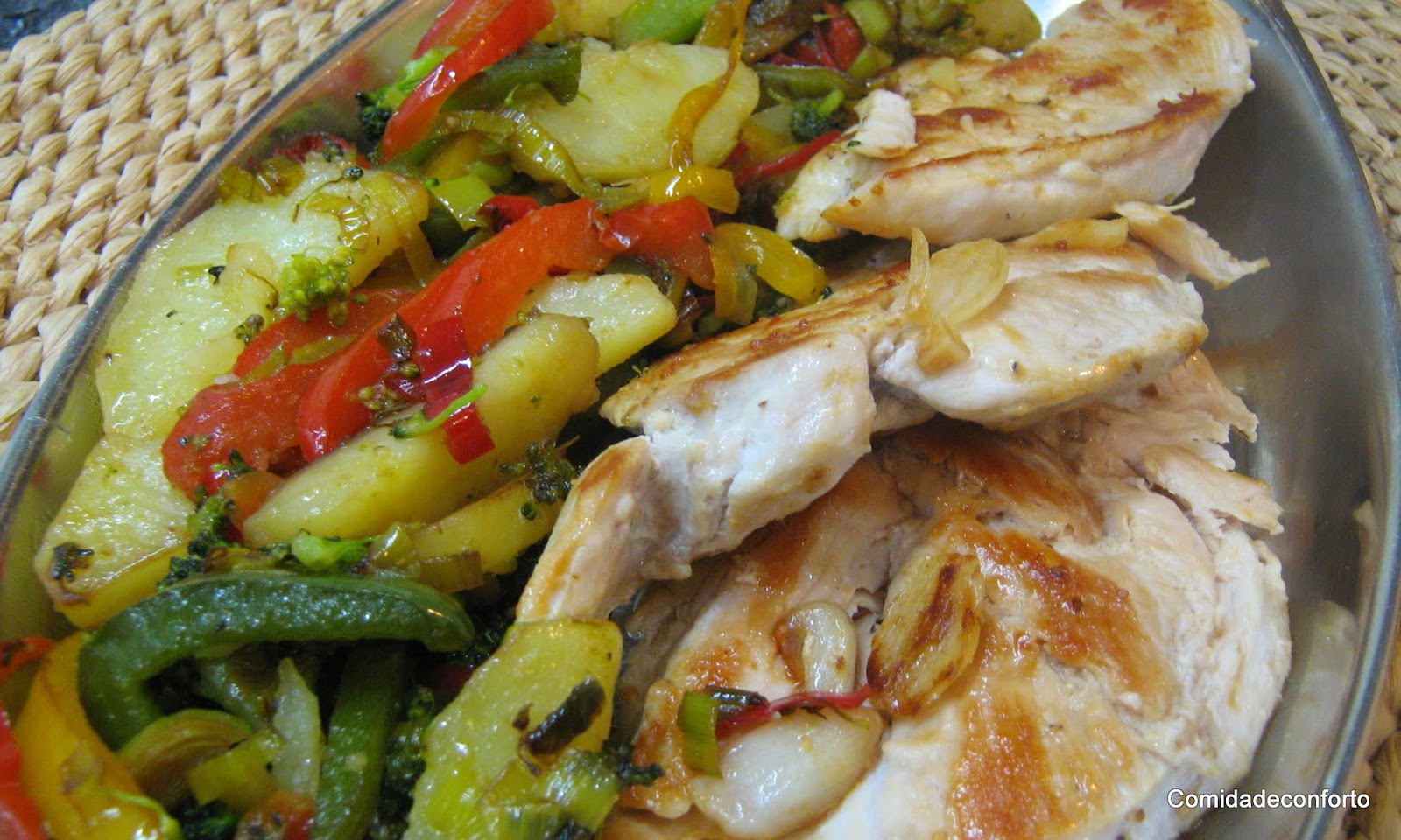 : Bife de Frango com Legumes Salteados