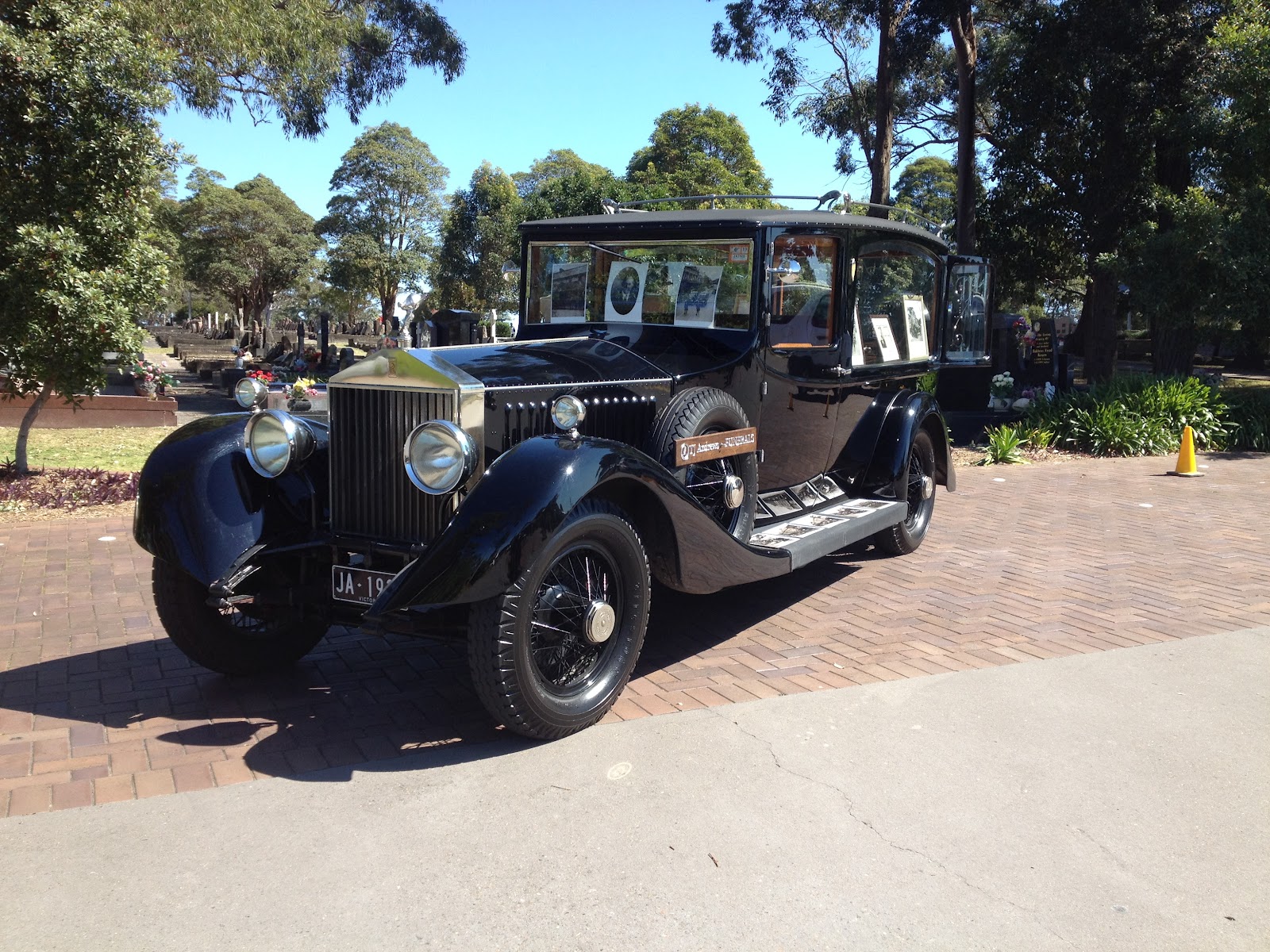 The Other Side Of Funerals: The Hearse - Telling them apart