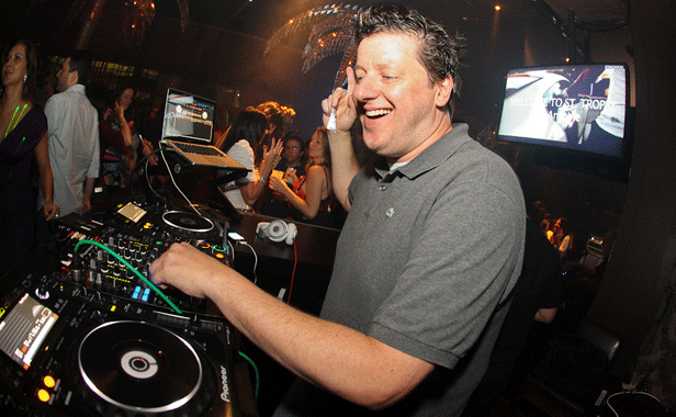 -: DJ RONALDO GASPARIAN CHEGA AO 1° LUGAR DOS PODCASTS NO ITUNES