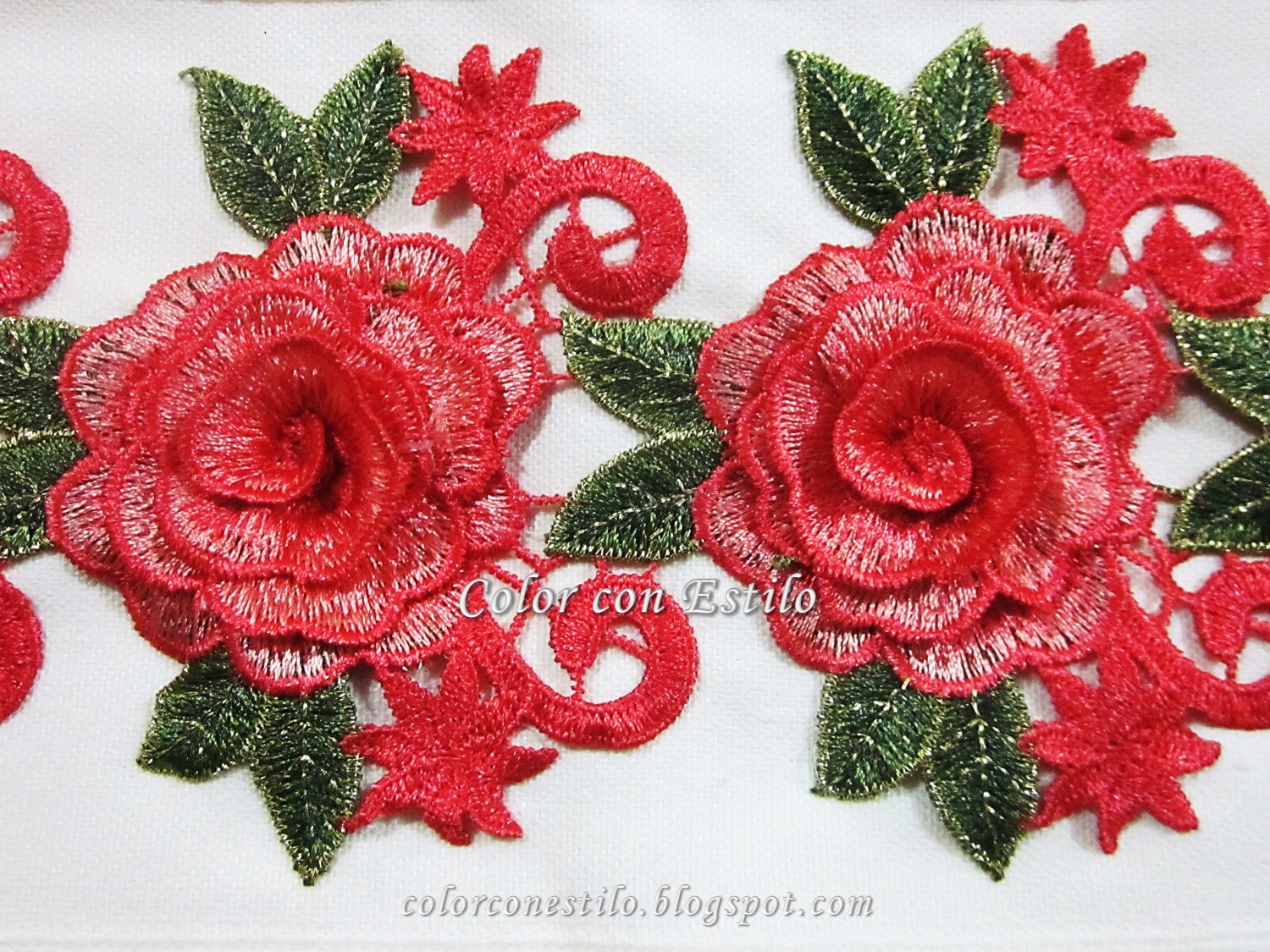 Toalla con hermosa aplicación de rosas rojas