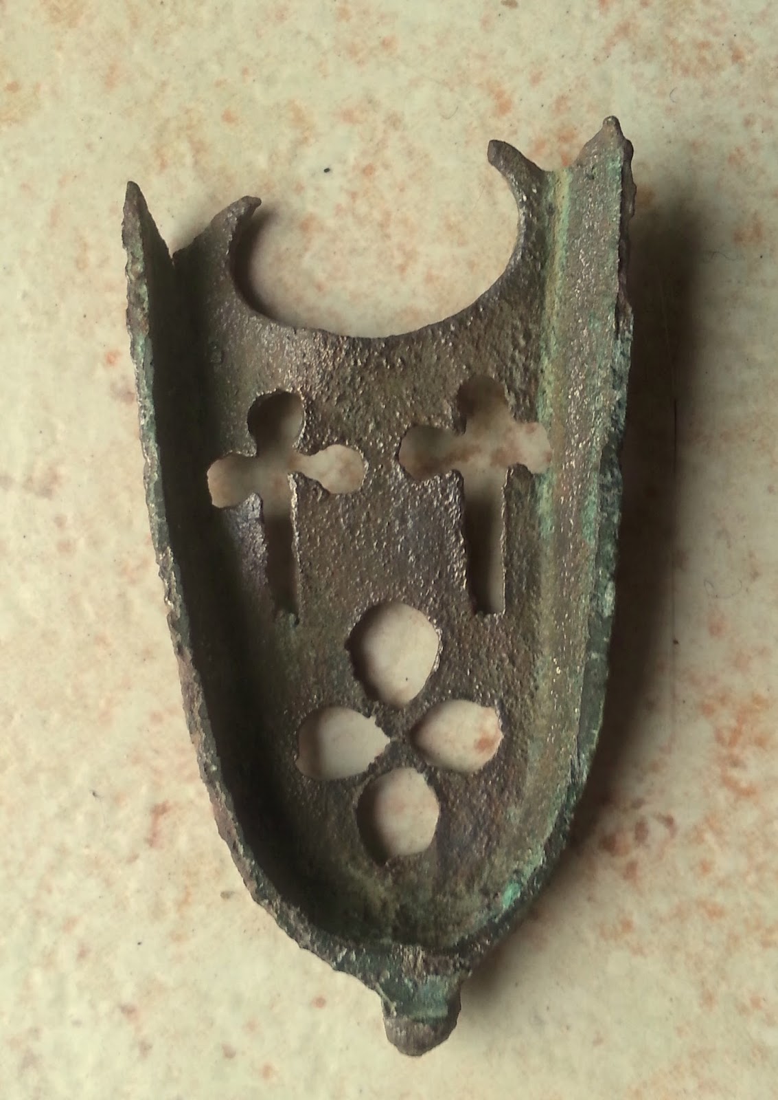 ar peltator: Demi bouterolle médiévale