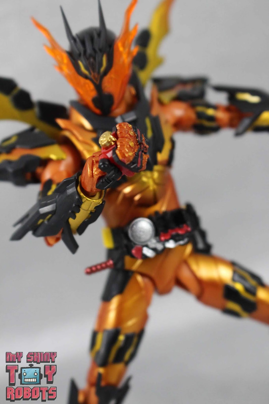 My Shiny Toy Robots: Toybox REVIEW: S.H. Figuarts Kamen Rider Cross-Z Magma