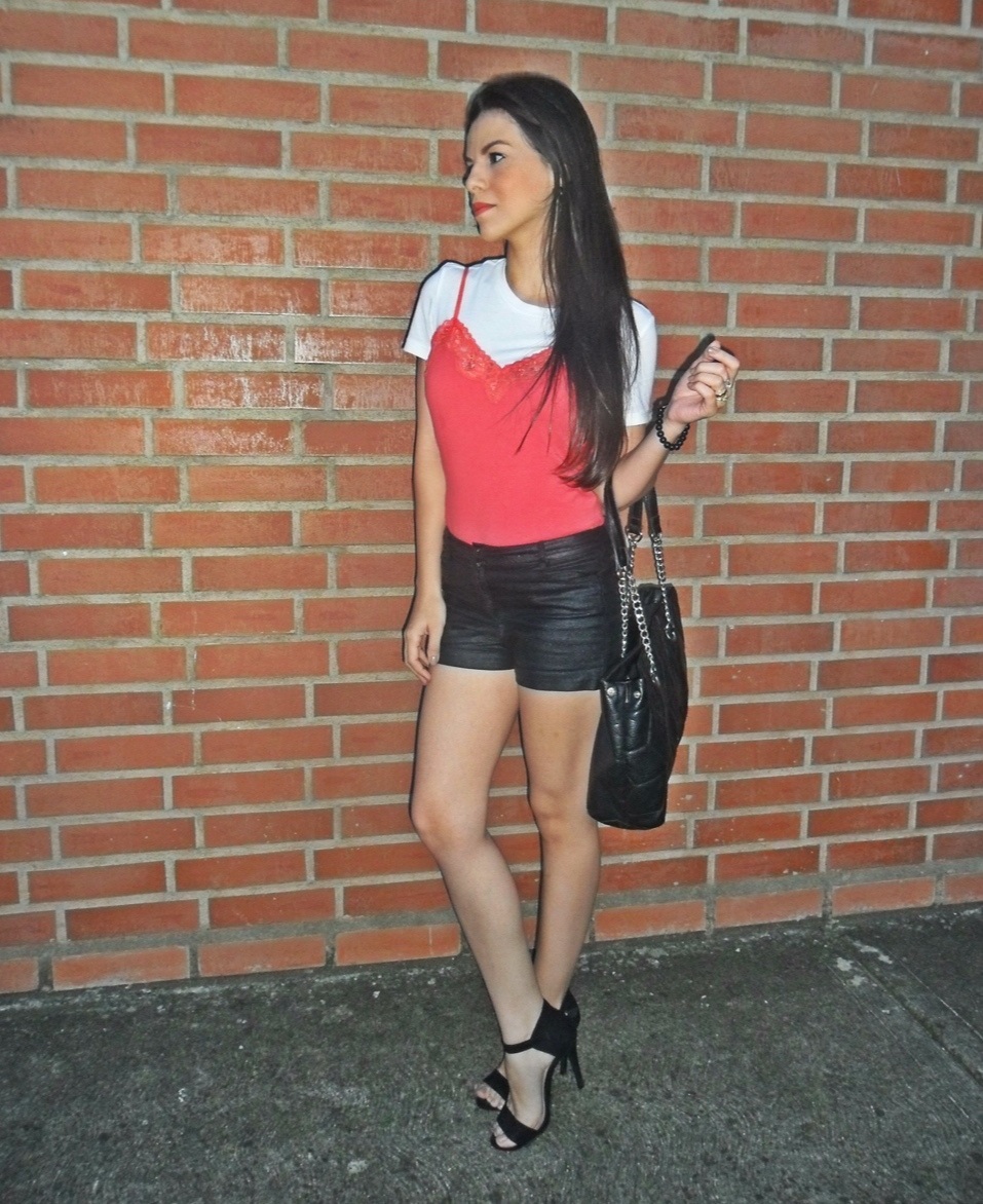 Franelilla de tiros sobre una franela blanca - Yaimar Pérez