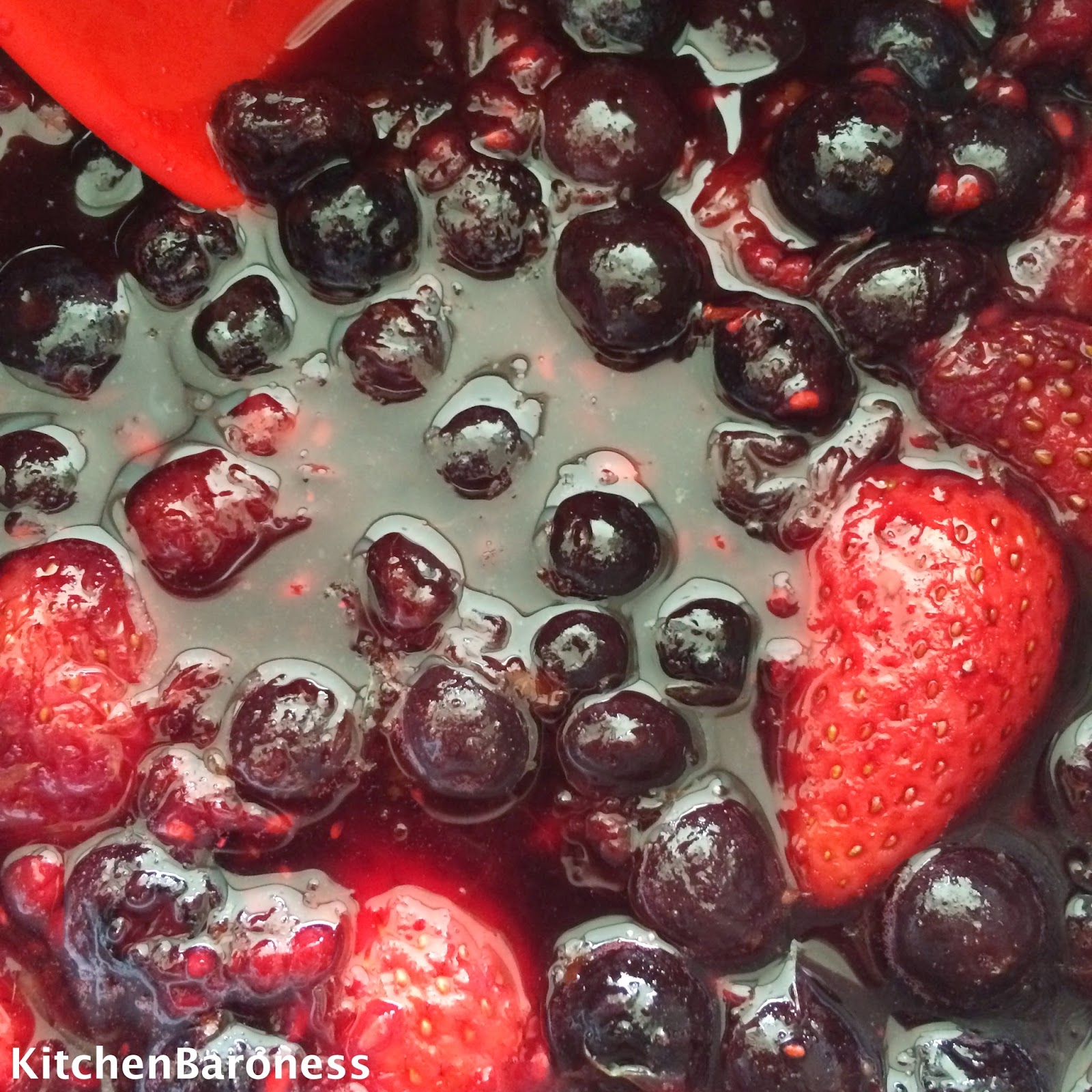 KitchenBaroness: Mixed Berry Coulis