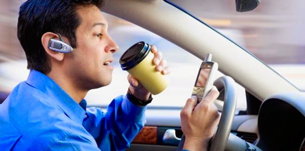 Las cinco distracciones más cometidas mientras conduces « #AUTOFAME Blog