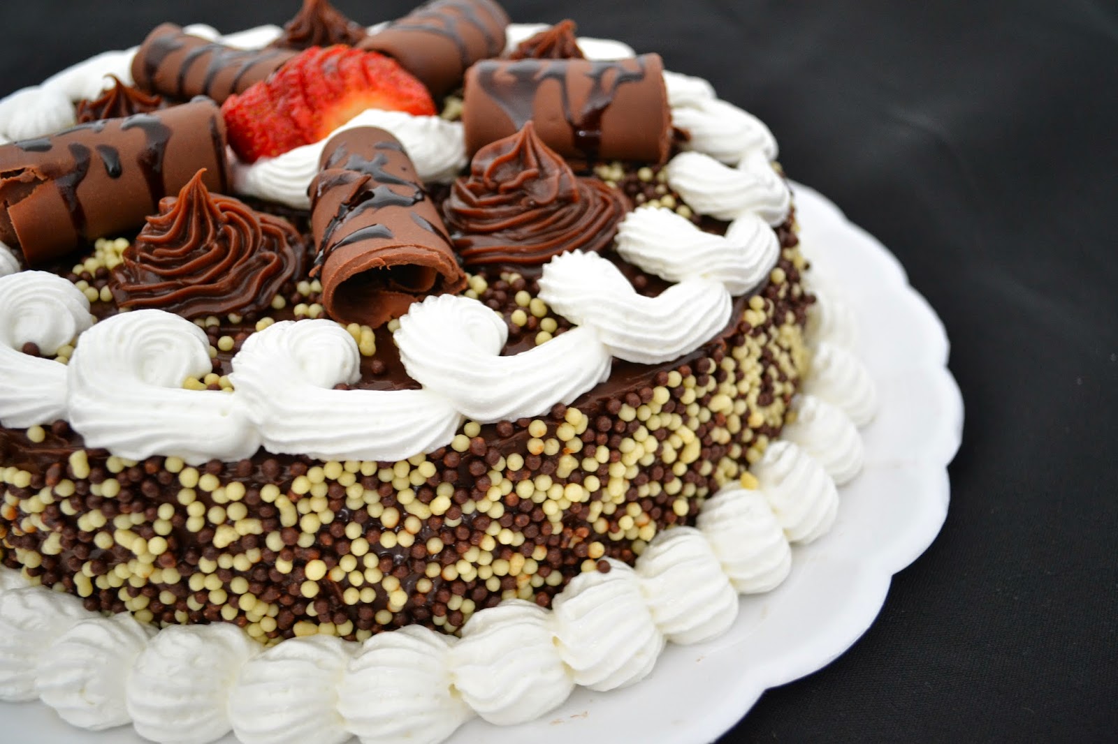 Divina Torta: Tortas Tradicionais e Especiais com 25cm. R$70,00 e R$78,00