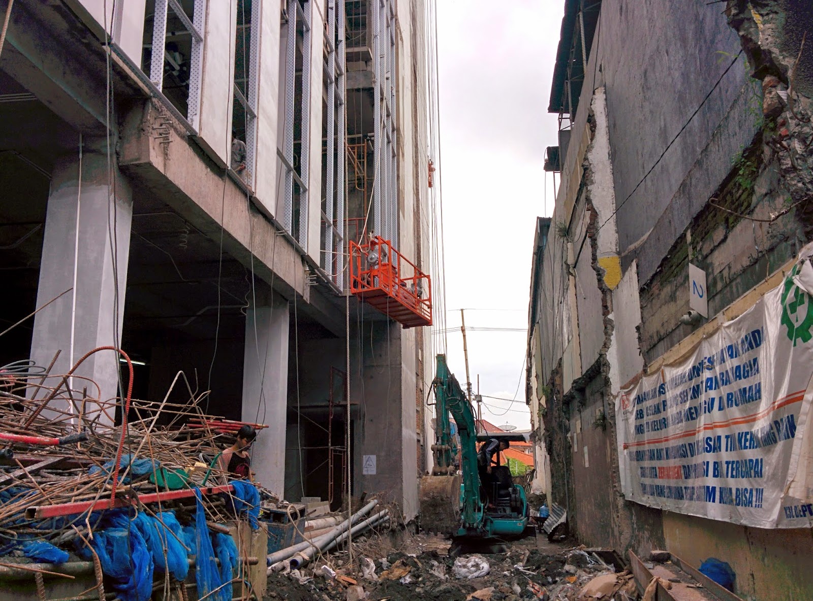 -- PT DUA PERKASA --: Rental Gondola Surabaya - Hotel IBIS Hr. Muhammad.