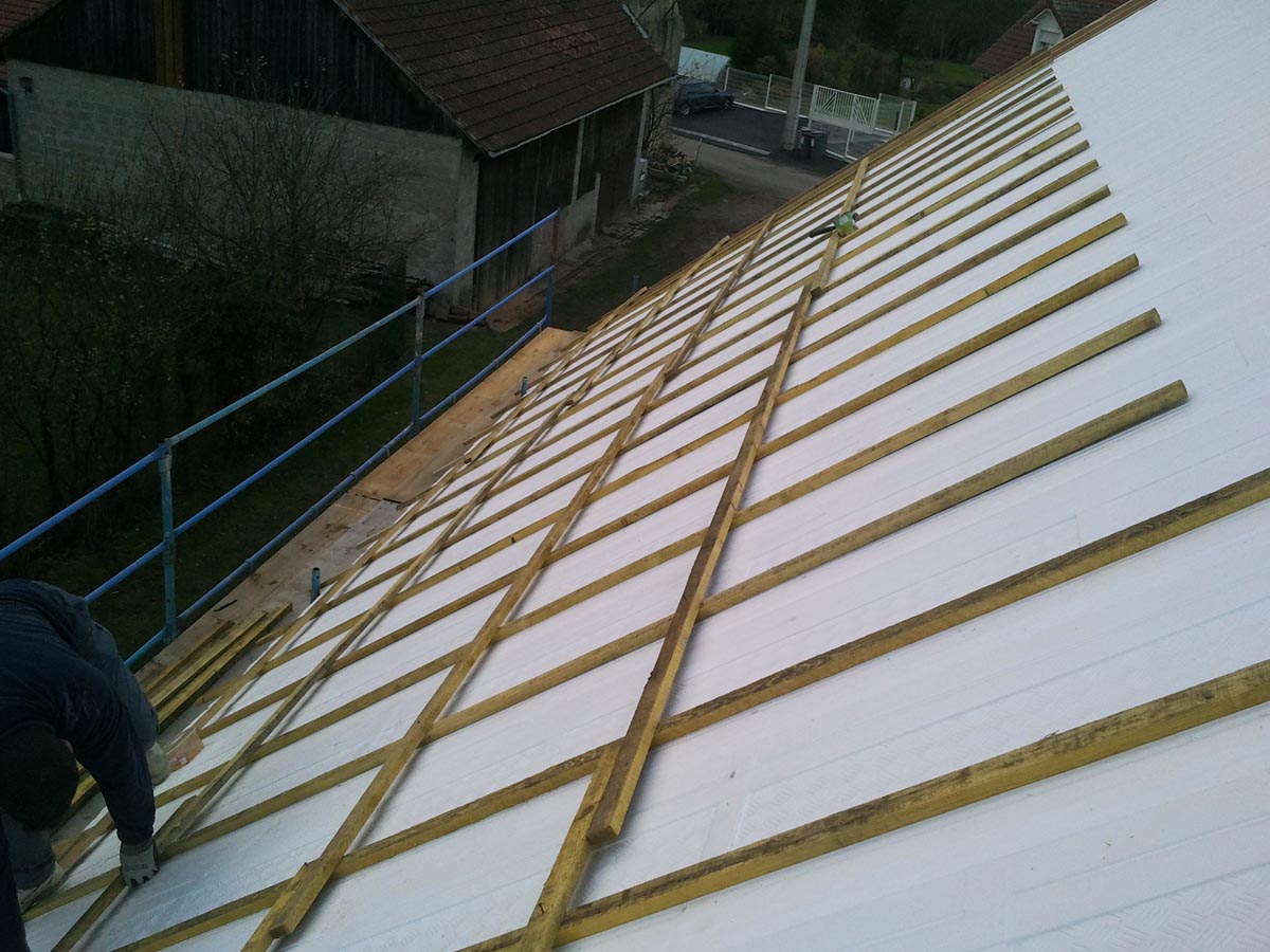 CONSTRUCTION EUROMAC2 2012: 47 LATTAGE DE LA TOITURE