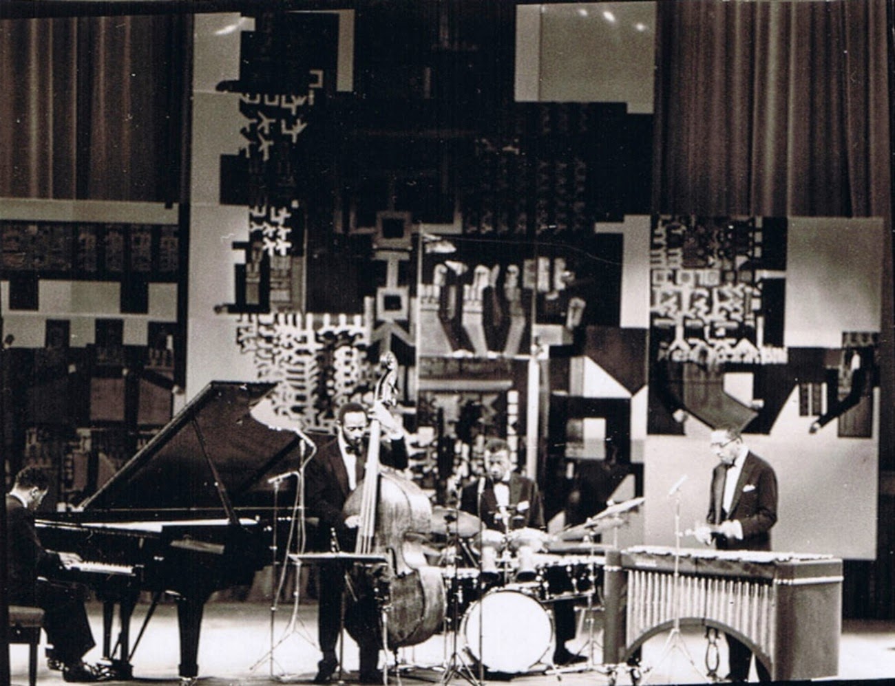 Different Perspectives In My Room...!: THE MODERN JAZZ QUARTET – Under ...