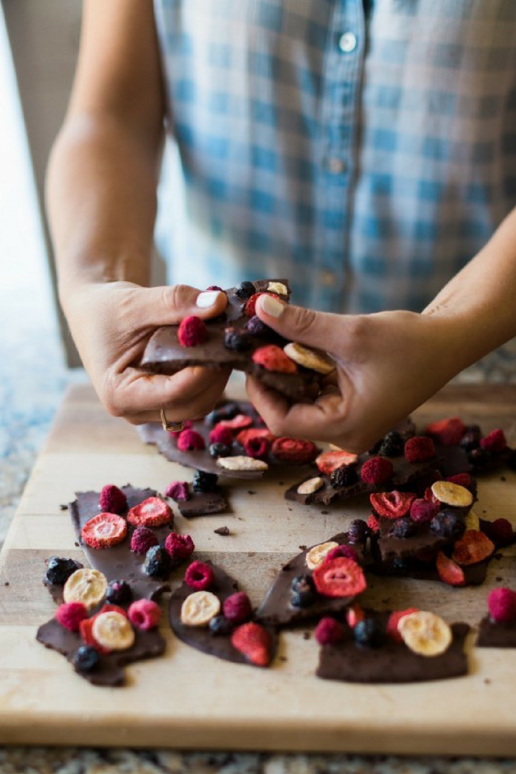 MOMMY BLOG EXPERT: Easy Chocolate Berry Bark Recipe With Berries