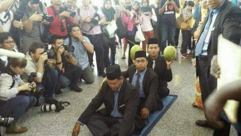 alamcyber 2020: VIDEO : RAJA BOMOH GUNA PERMAIDANI AJAIB CARI PESAWAT ...