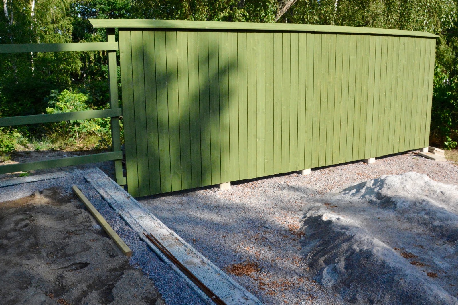 Måla slamfärg och bygga plank