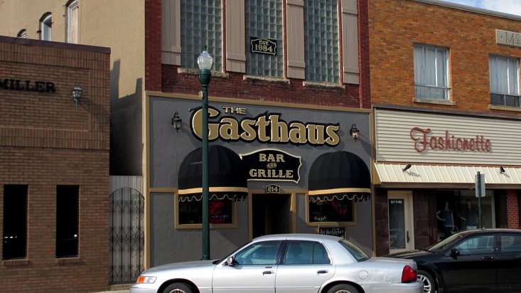 Des Loines: Gasthaus Bar in Cherokee & the Wholly Pig