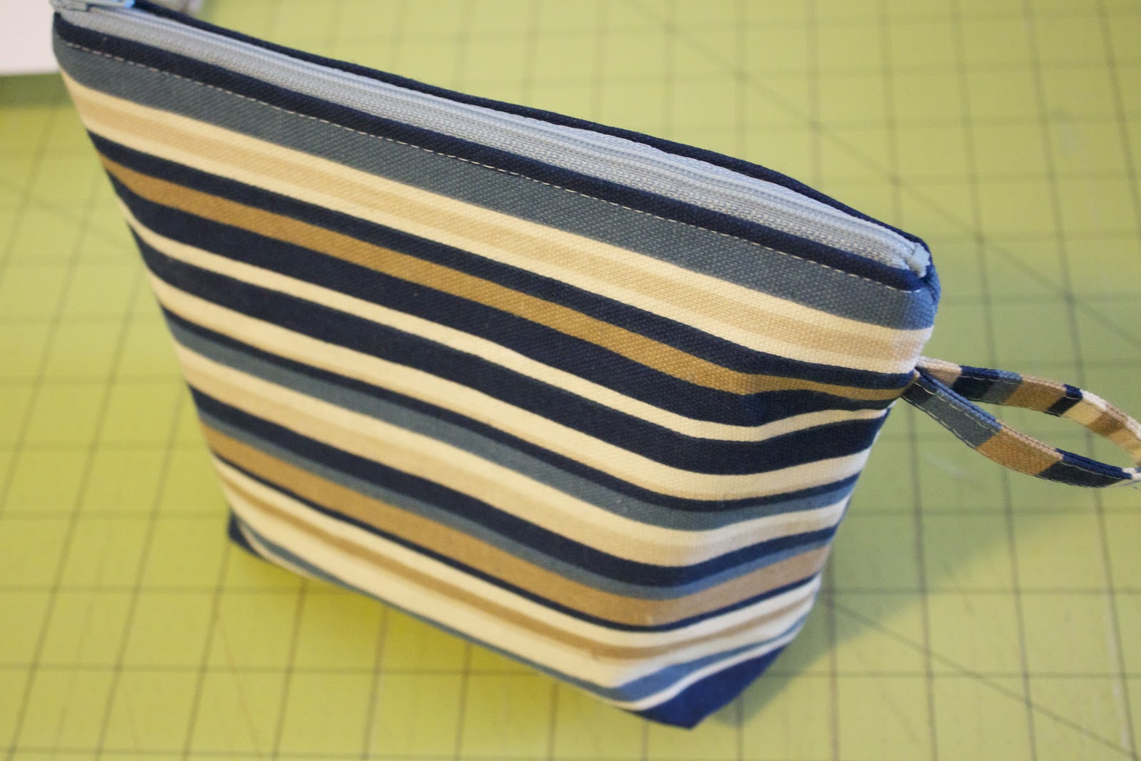 Handmade by Meg K: Vinyl-Lined Makeup Bag {Tutorial}