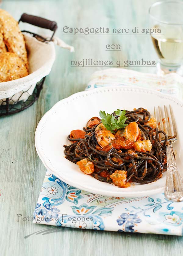 POTINGUES Y FOGONES: Espaguetis al nero di sepia con mejillones y gambas