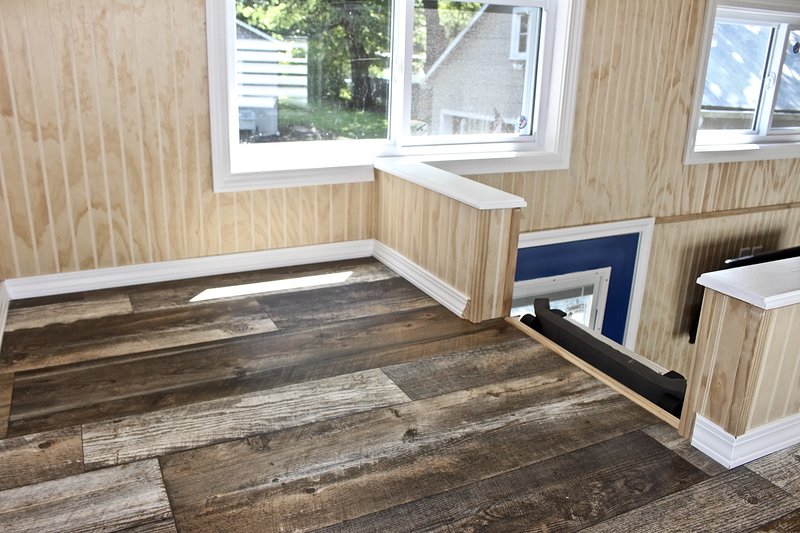 TINY HOUSE TOWN: Chalet Shack (352 Sq Ft)