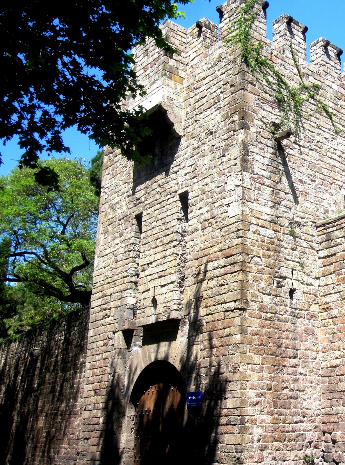 Tot Barcelona: Una aspillera horizontal en Barcelona