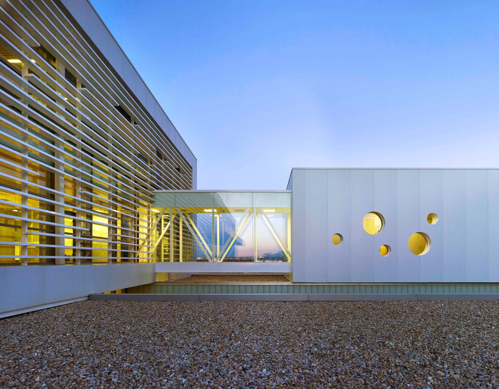 EDUARDO FERNANDEZ ARQUITECTO: EDIFICIO DE LABORATORIOS EN ALCALÁ DE HENARES