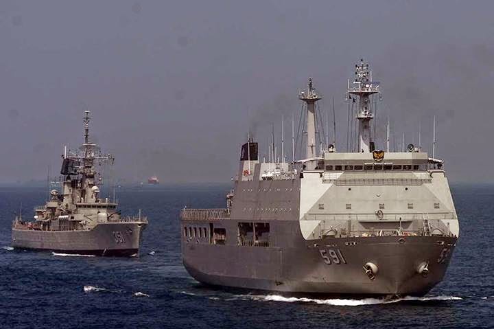 Garuda Militer: [Latgab 2014] KRI Makassar Dikawal 3 Kapal Tempur ...