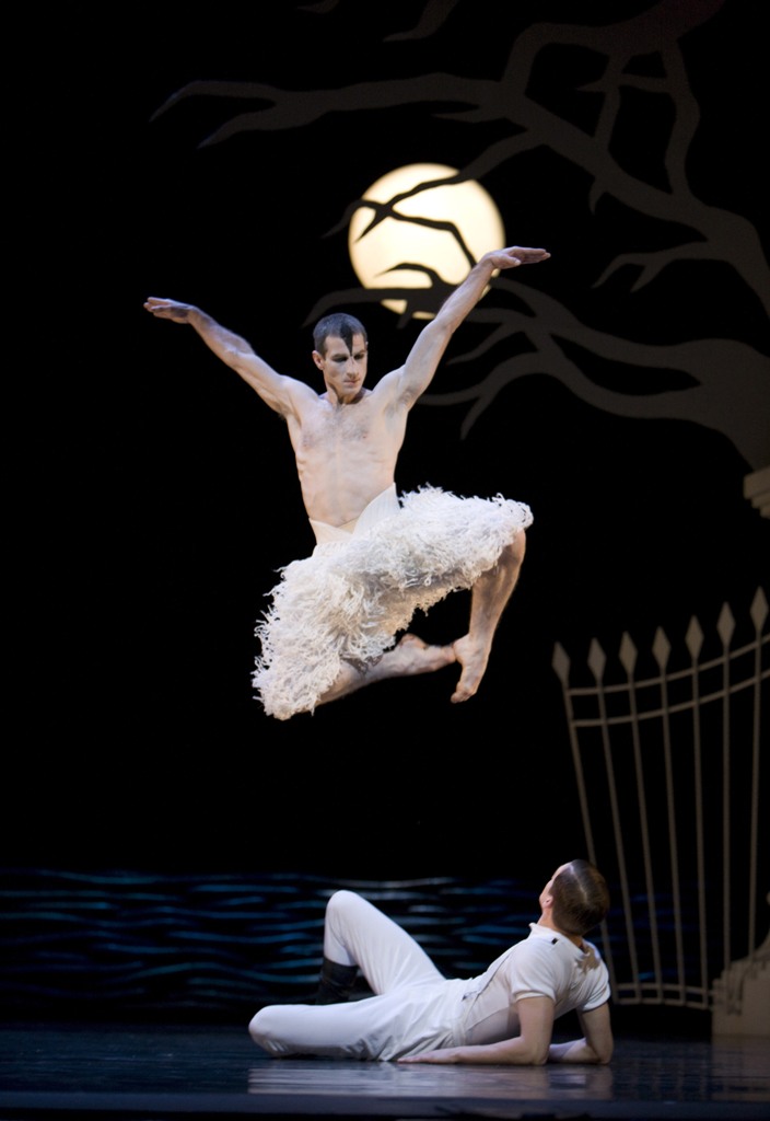 Bajo el Signo de Libra: "El lago de los cisnes" de Matthew Bourne