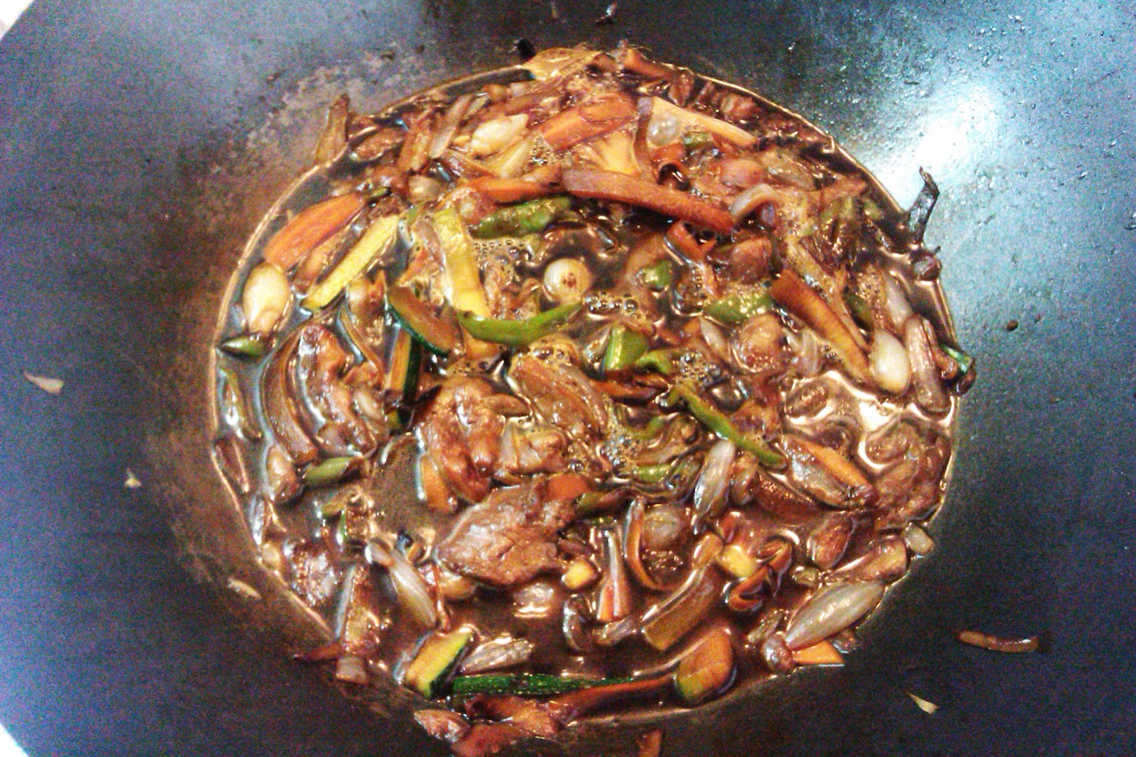 Wok de pasta oriental con coca-cola y soja ~ niphos