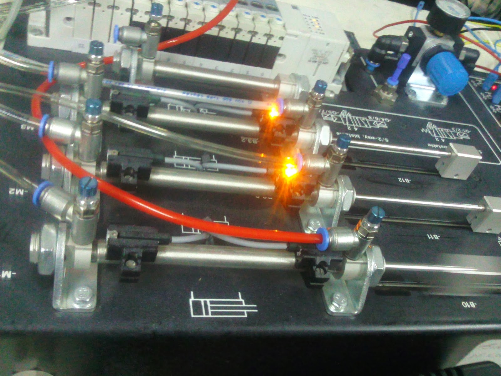 Mantenimiento a sistemas neumáticos: 5° Practica - Electro Neumática