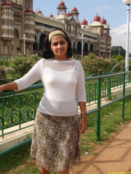 Hot Mallu Desi Indian Aunty Sms Chat Phones Number Chubby Kannada Girl At Mysore Maharaja Palace