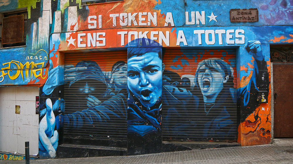 Art als carrers de Barcelona: Sixe Paredes, posant color sobre els murs ...