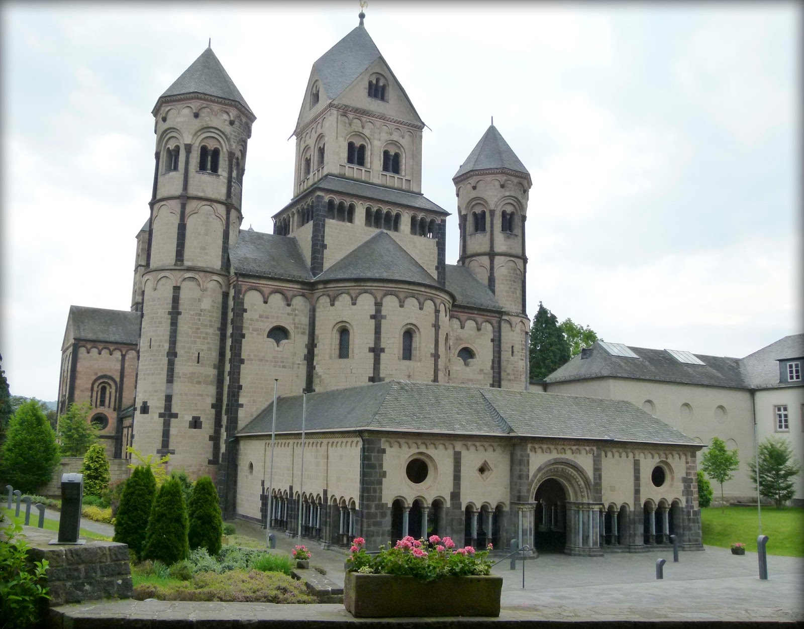 Viajar só?: Uma manhã na abadia de Maria Laach!