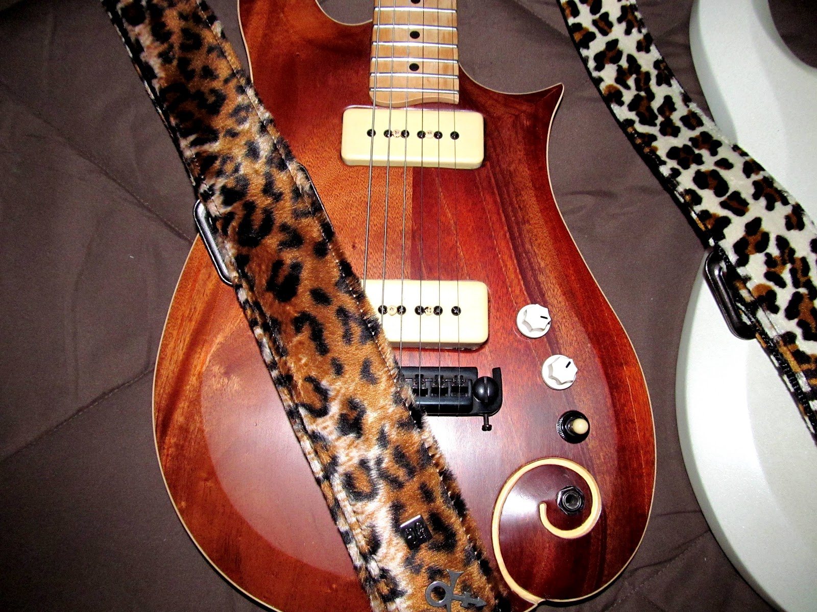Cloud Guitar Central: Leopard & Snow Leopard Straps!