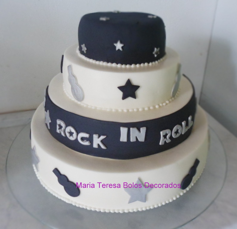 Maria Teresa Bolos Decorados: Bolo menino Rock in Roll