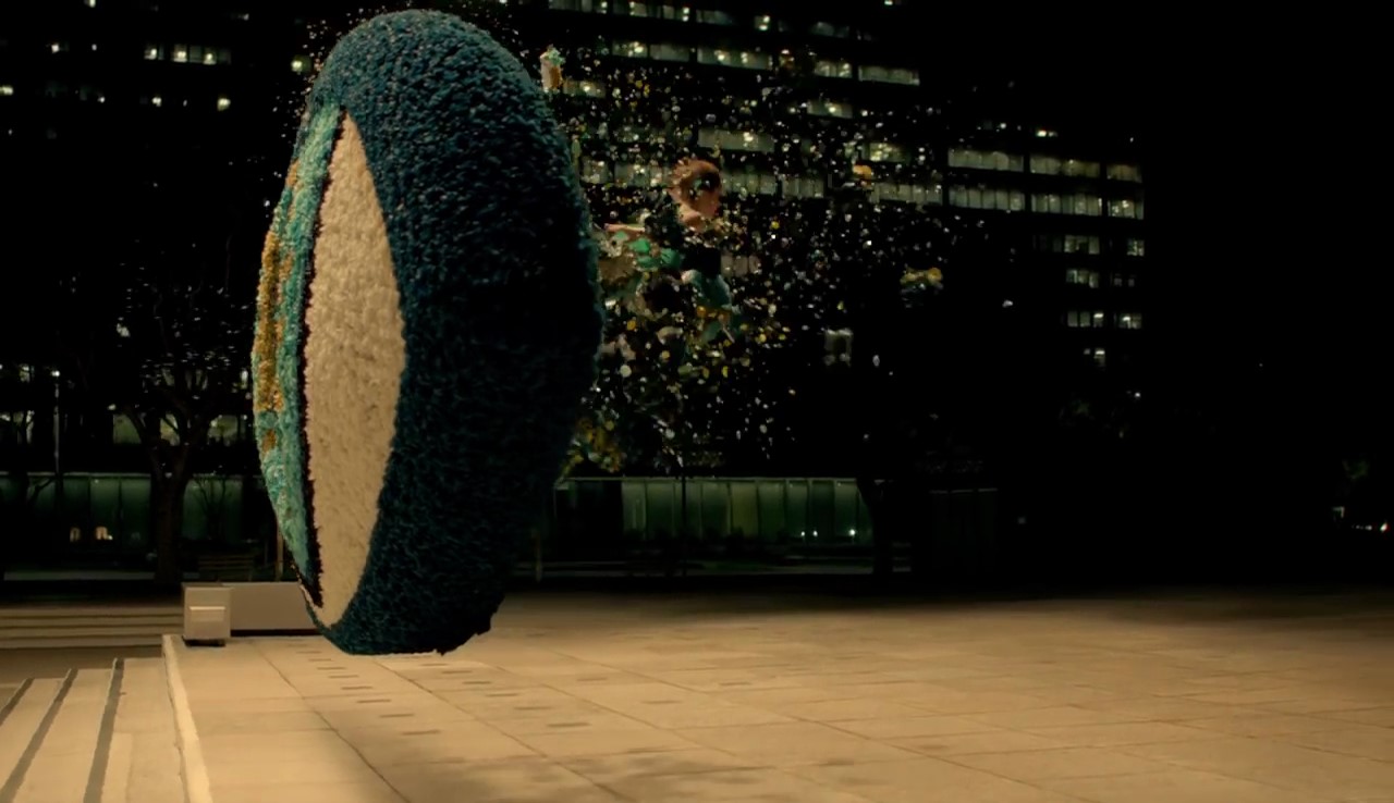 Pubblicità profumo Kenzo World con modella dal vestito verde