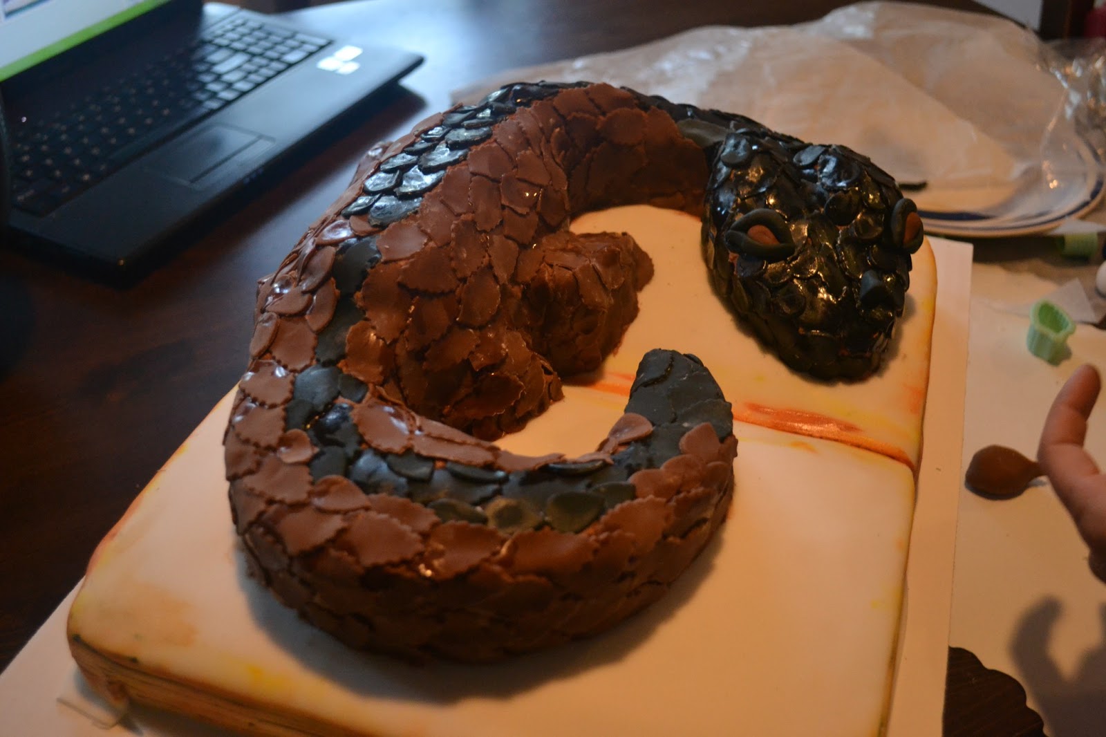 Hyde's Creations: Dragon Cake Tutorial