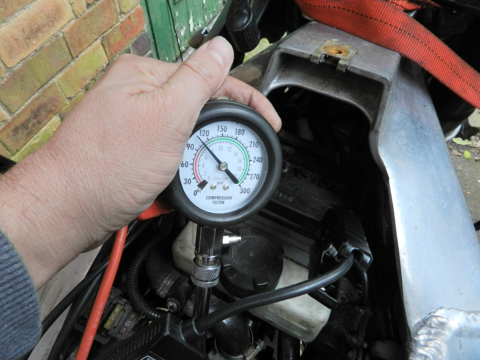 APRILIA RS 125 : Aprilia RS 125 compression testing RS125