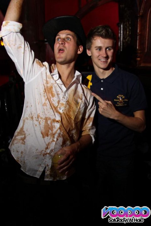 La galería del tío pringado: Neg Dupree pringado con comida en sus shows