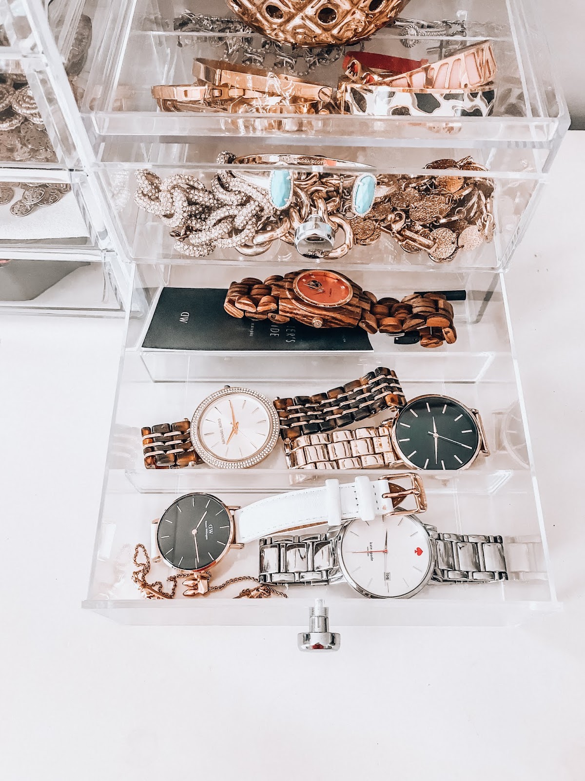 JEWELRY ORGANIZATION & MAKEUP VANITY | Luxe Be A Lady