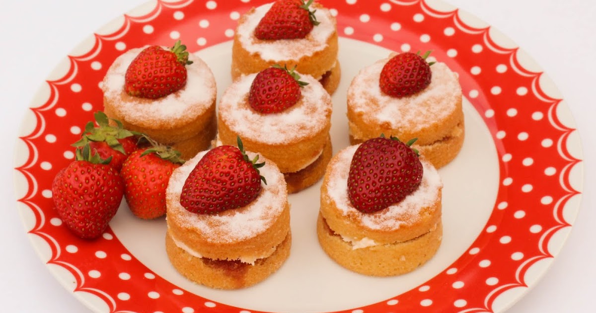 Kitchen Delights: Mini Strawberry Victoria Sponges