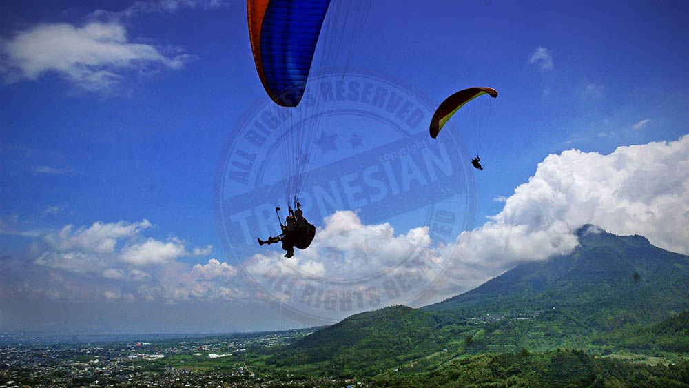 TRIPNESIAN: Paralayang Batu, Omah Kayu dan Sunrise Gunung Banyak