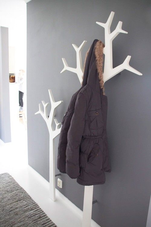Easy organizing diy idea: Tree hanger...
