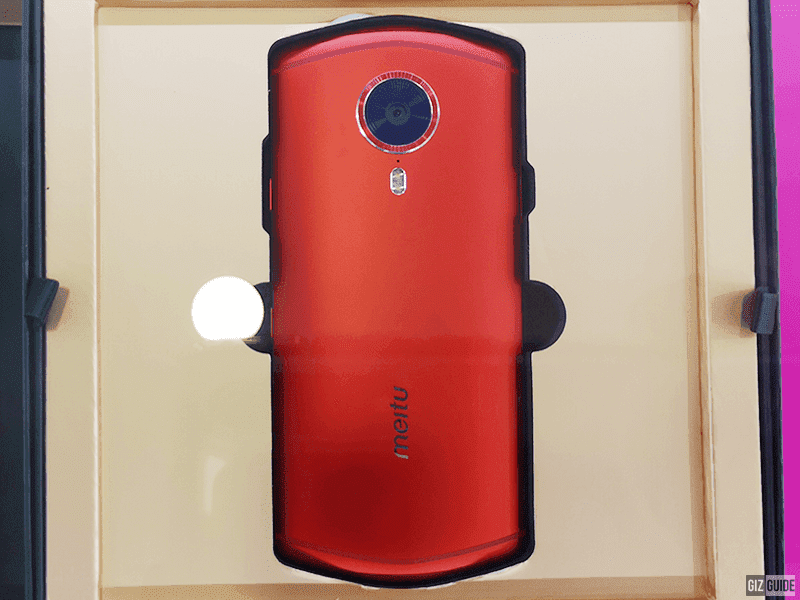 Meitu smartphone with triple selfie camera?