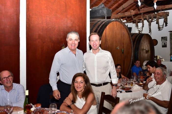 Farpas Blogue: Manuel Jorge de Oliveira rodeado de amigos na celebração ...