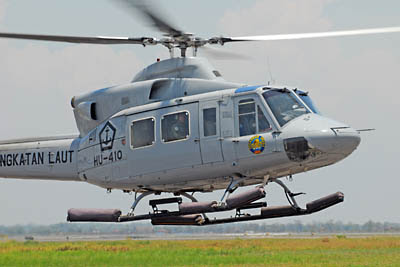 DEFENSE STUDIES: Tiga Unit Helikopter Bell-412 Perkuat TNI
