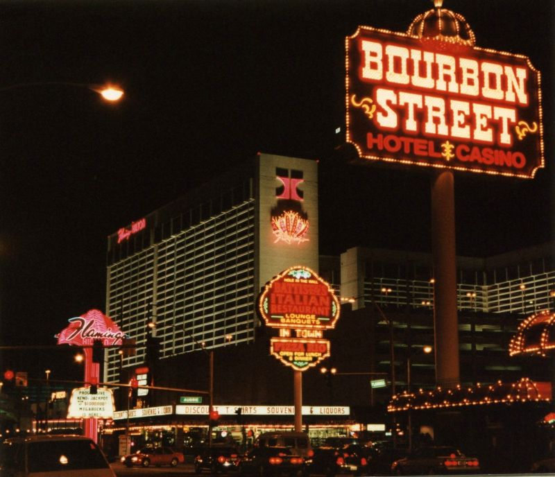 50 Fascinating Photos of Las Vegas in the Beginning of the Megaresort ...