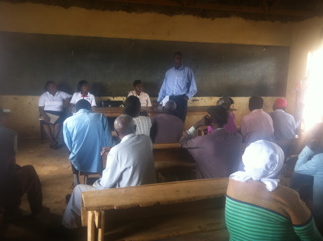 'MOTHER CHRISTMAS" BRINGS SMILES TO THE IMPECUNIOUS IN KIANDUTU SLUM ...