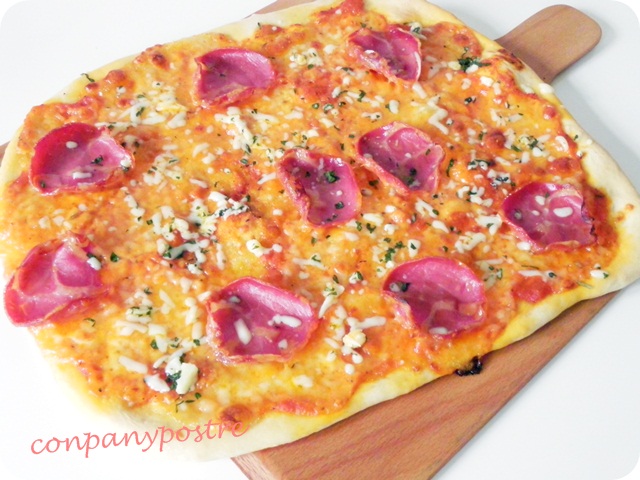 Con pan y postre: Pizza de lomo embutido y menta fresca