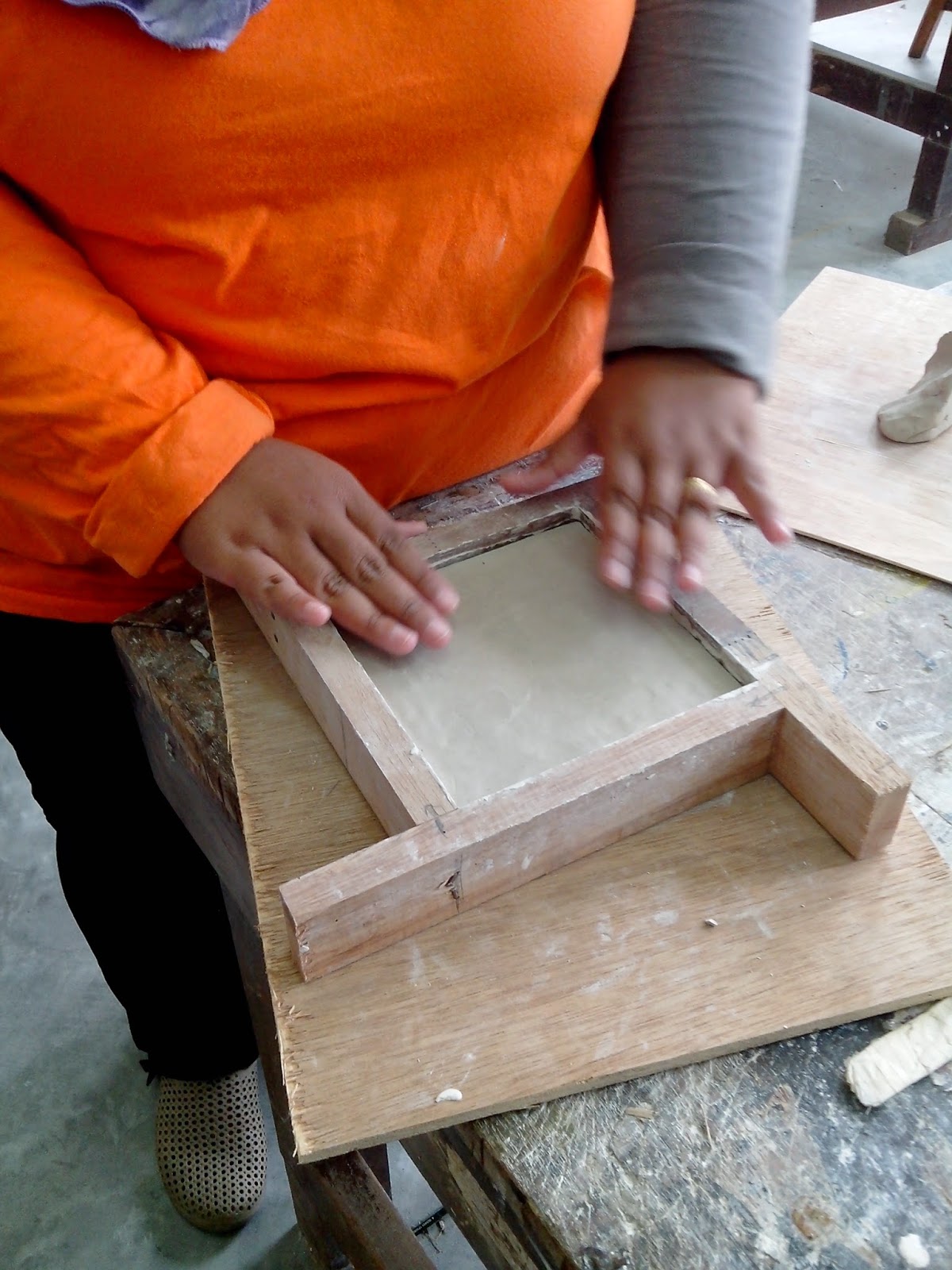 SeNi ArCa UPSI: PROSES MEMBUAT ARCA TIMBULAN MENGGUKAN TANAH LIAT